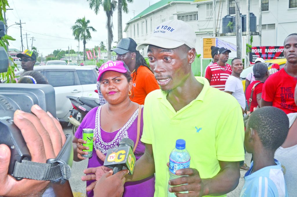Angry vendors protest outside President's office - Guyana Times