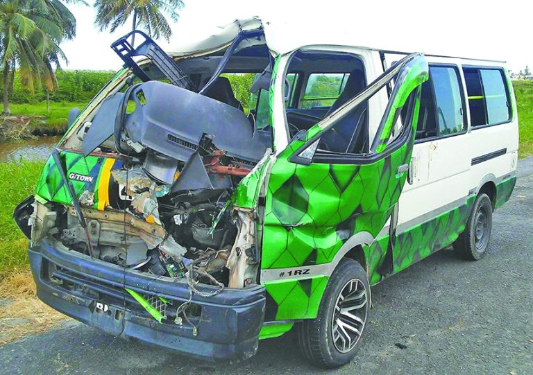 11 injured, 5 hospitalised after minibus slams into trailer - Guyana Times