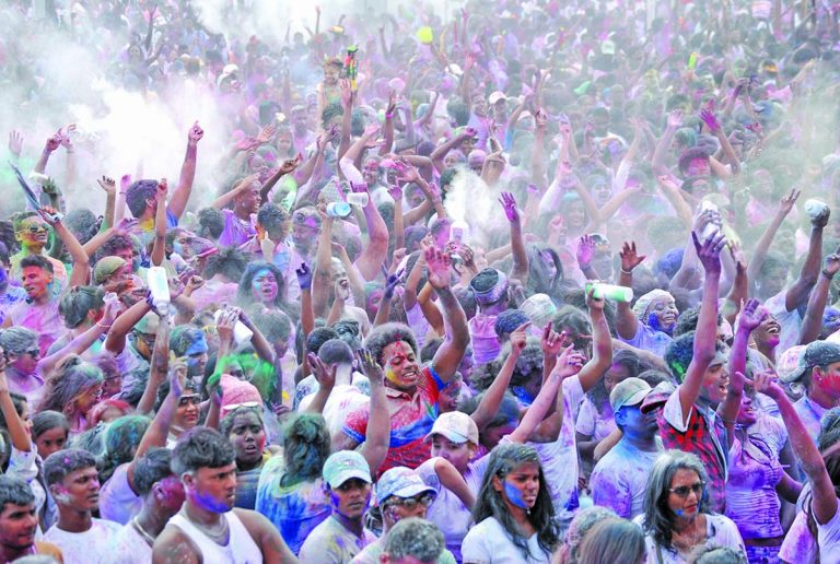 Thousands celebrate Phagwah 2018 - Guyana Times