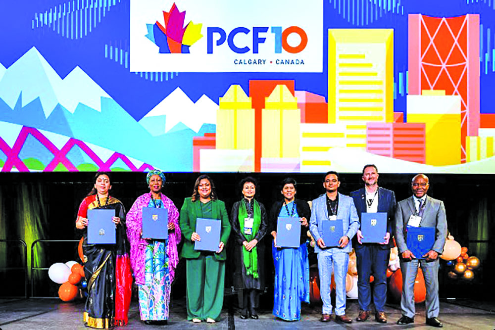 Manickchand conferred with Honorary Fellow of COL - Guyana Times