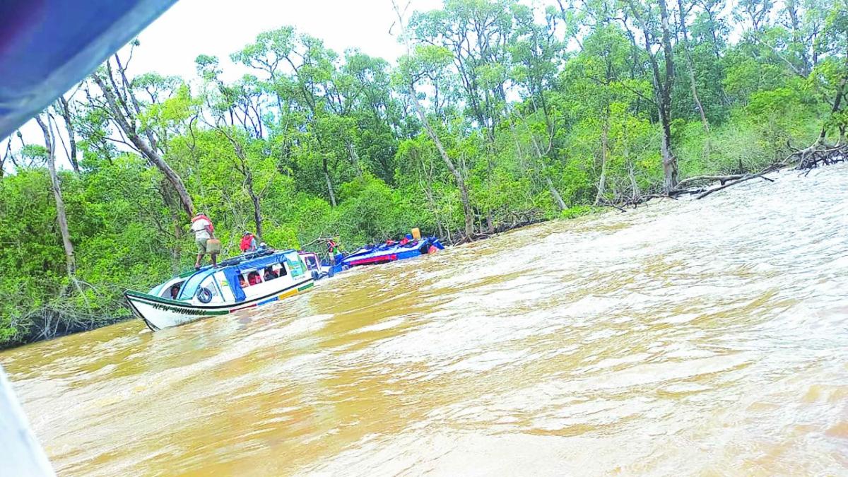 Boat transporting local athletes sinks in Essequibo River - Guyana Times