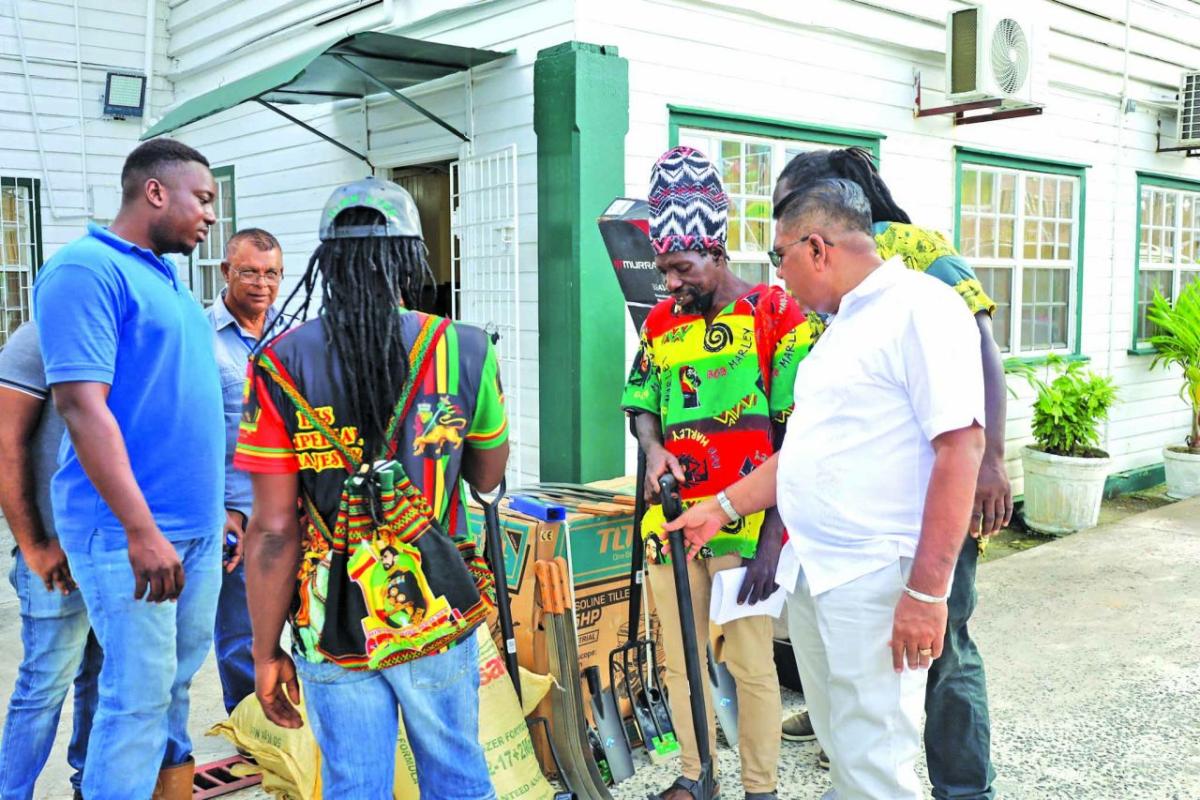Buxton Farmers’ group gets farming tools from Agri Ministry - Guyana Times