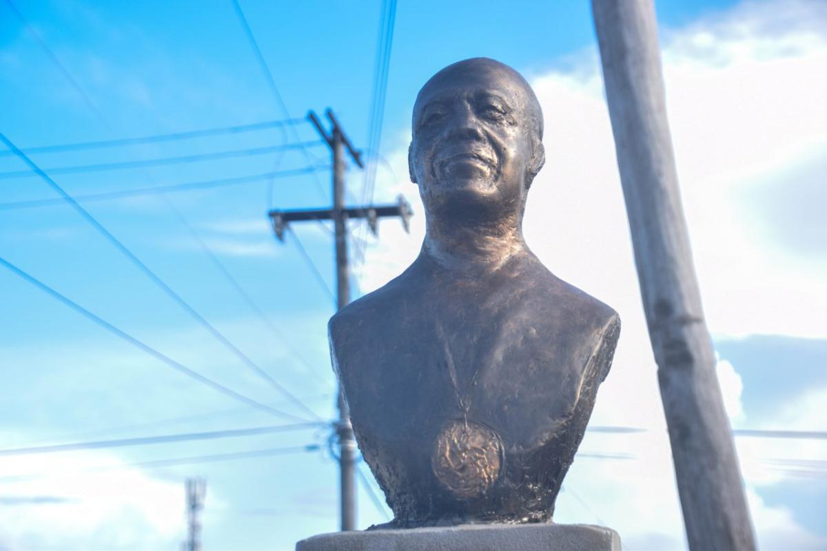 Bust of Guyana’s lone Olympic medalist Mike Parris unveiled - Guyana Times