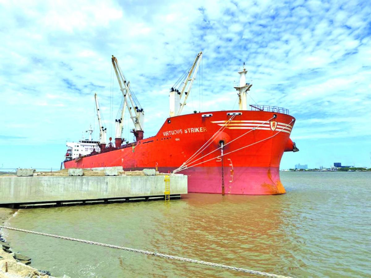 Vreed-en-Hoop Shorebase receives 1st commercial vessel - Guyana Times