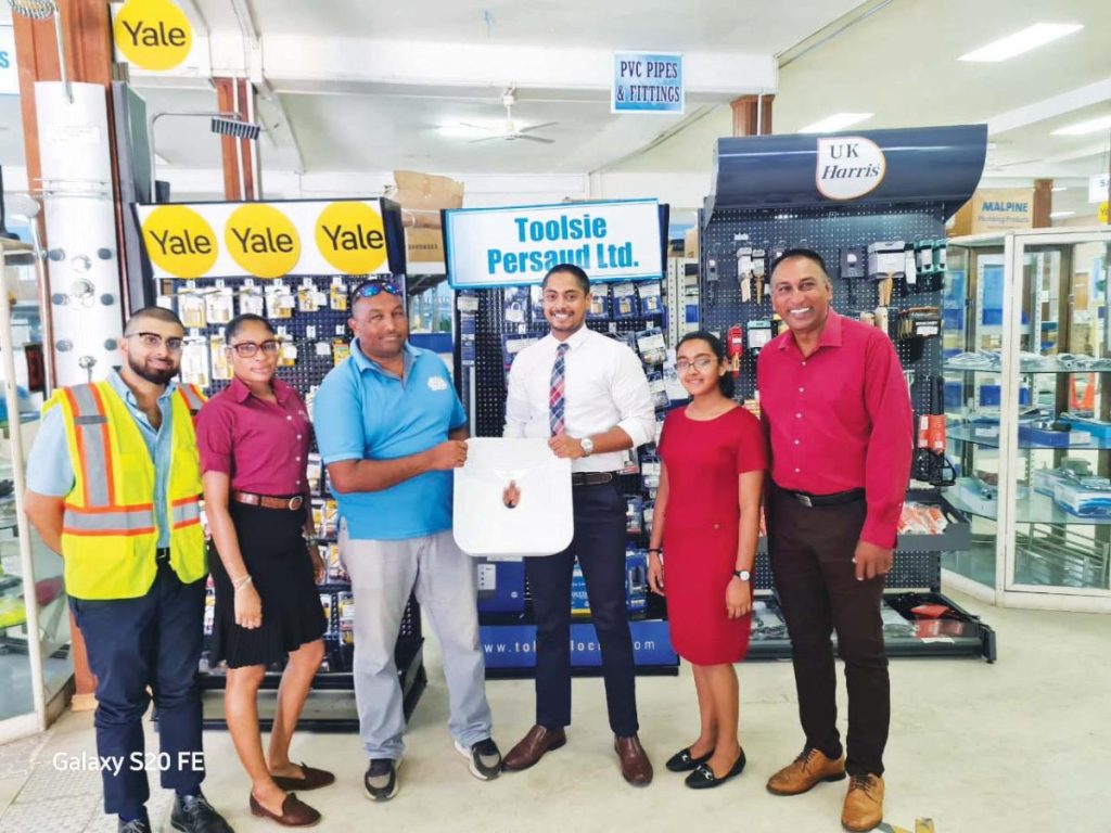 Toolsie Persaud Ltd reaffirms support for golf development - Guyana Times
