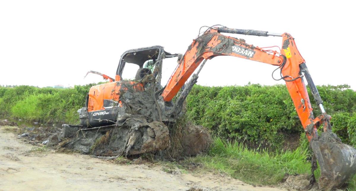 Operator dies after excavator topples into trench during loading ...
